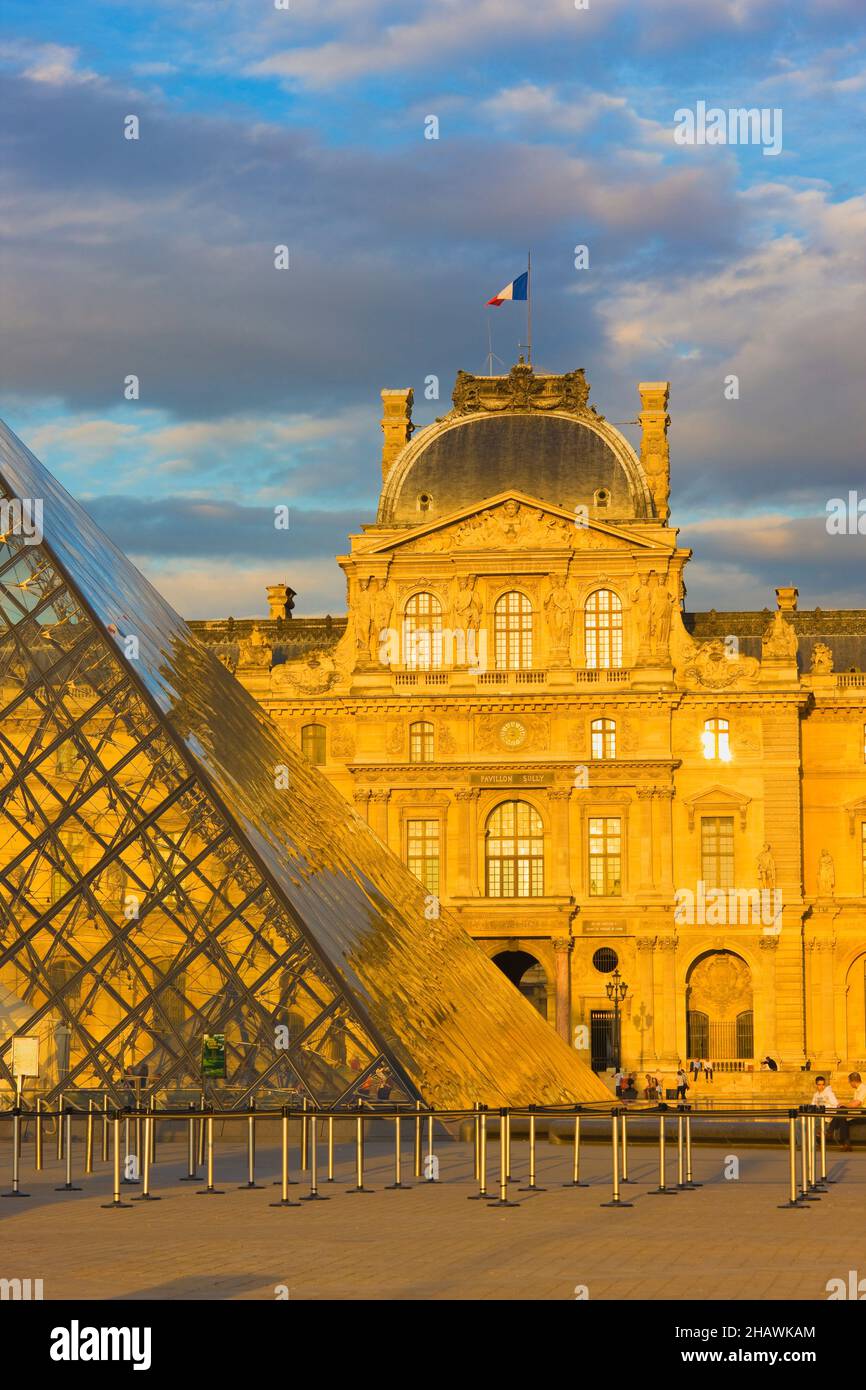 Pyramid louvre paris french hi-res stock photography and images - Alamy