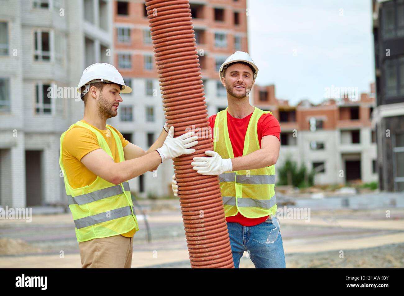Construction worker carrying pipe hi-res stock photography and images ...
