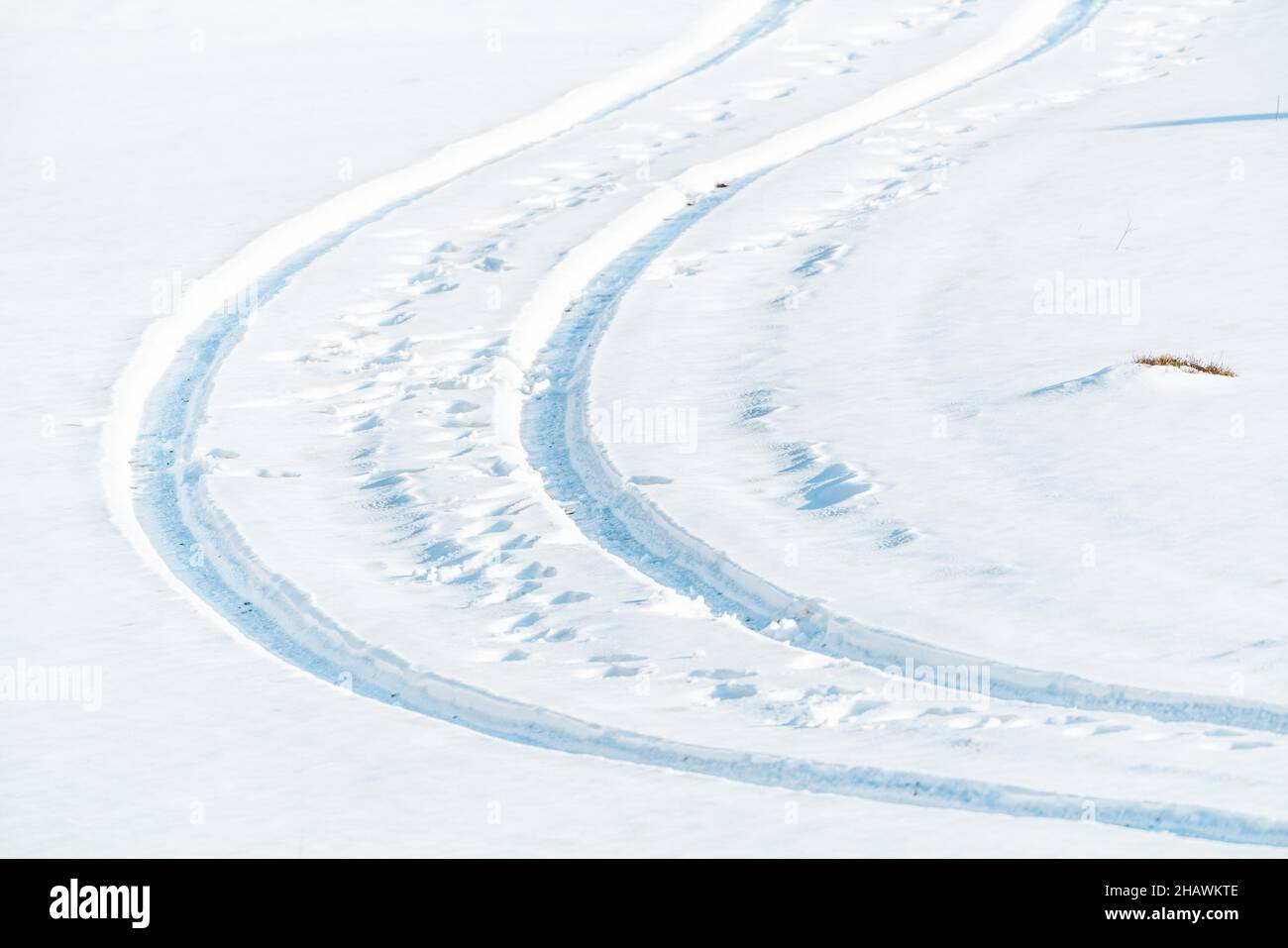 Car tracks in deep snow Stock Photo - Alamy