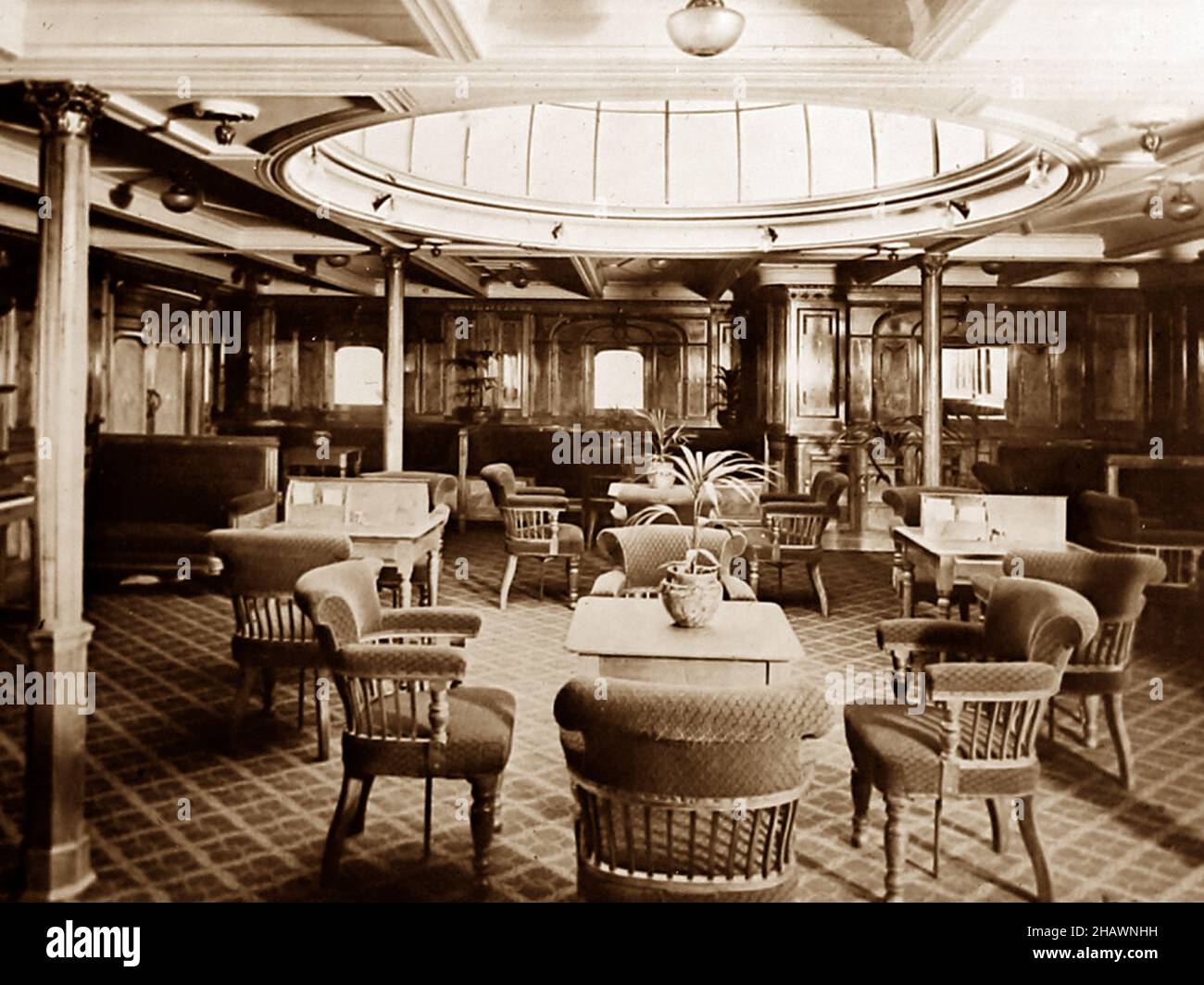 Second class drawing room, RMS Mauretania, early 1900s Stock Photo - Alamy