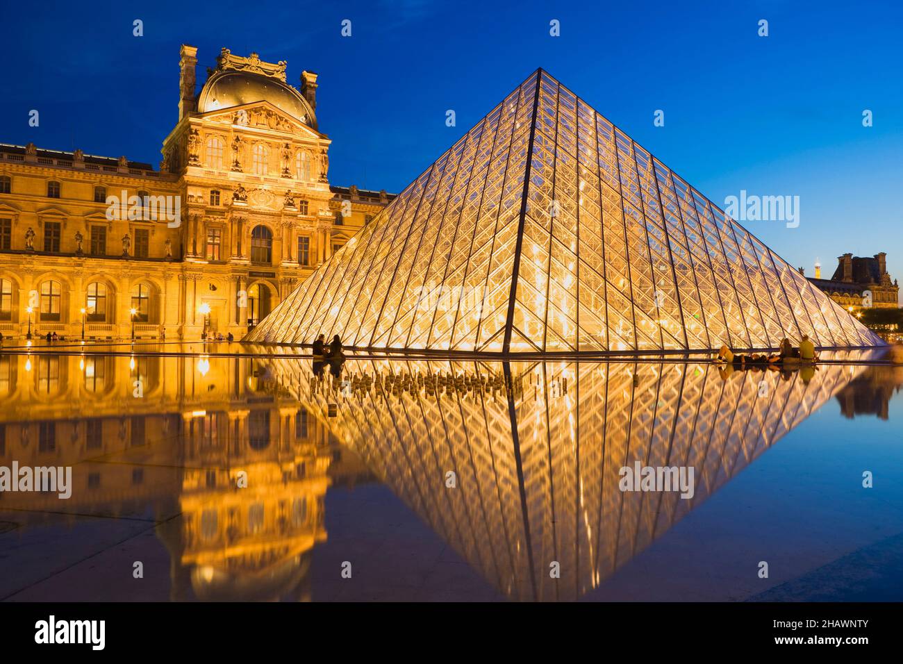 Louvre museum architecture palace hi-res stock photography and images ...