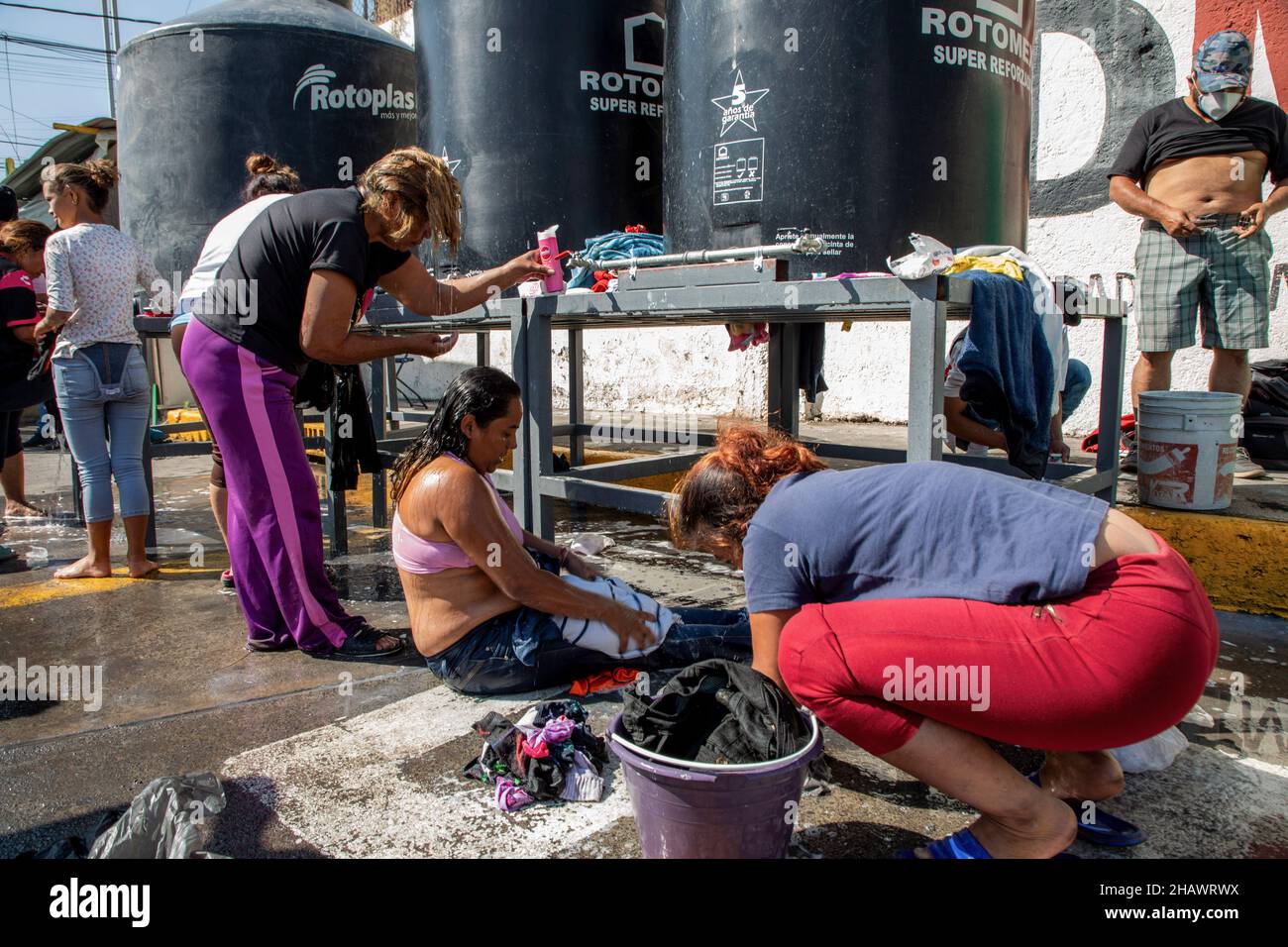 Wash clothes mexico hi-res stock photography and images - Alamy
