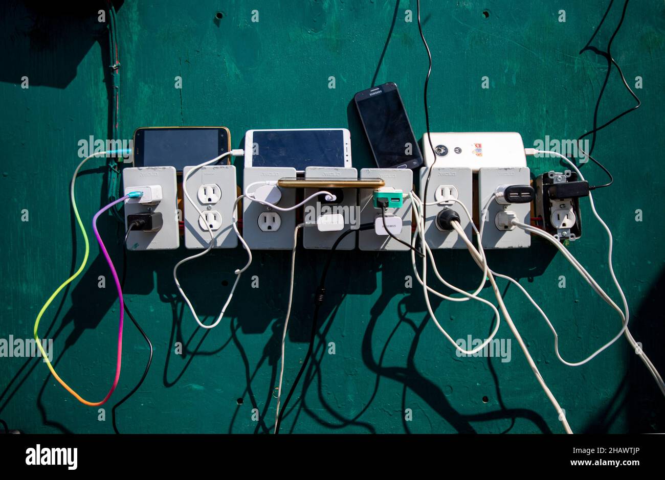 Mexiko Stadt, Mexico. 14th Dec, 2021. Cell phones are charged at the ...
