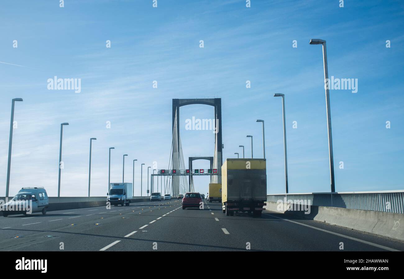Hanging cable car hi-res stock photography and images - Alamy