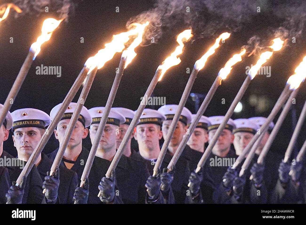 Berlin, Germany. 15th Dec, 2021. Torchbearers from the German Armed ...