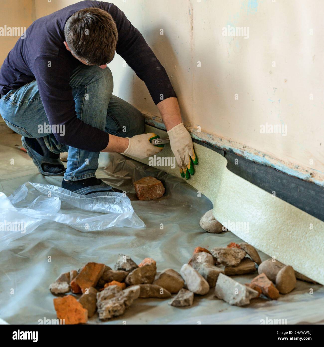 Damping tape to improve the quality and durability of floor screed, a ...