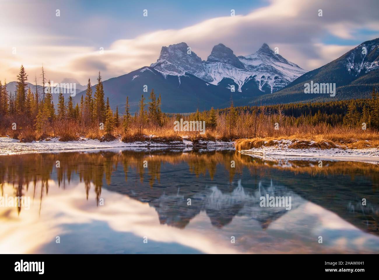 Three sisters mountain hi-res stock photography and images - Alamy