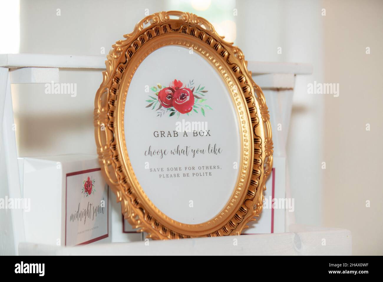 Gold frame hi-res stock photography and images - Alamy