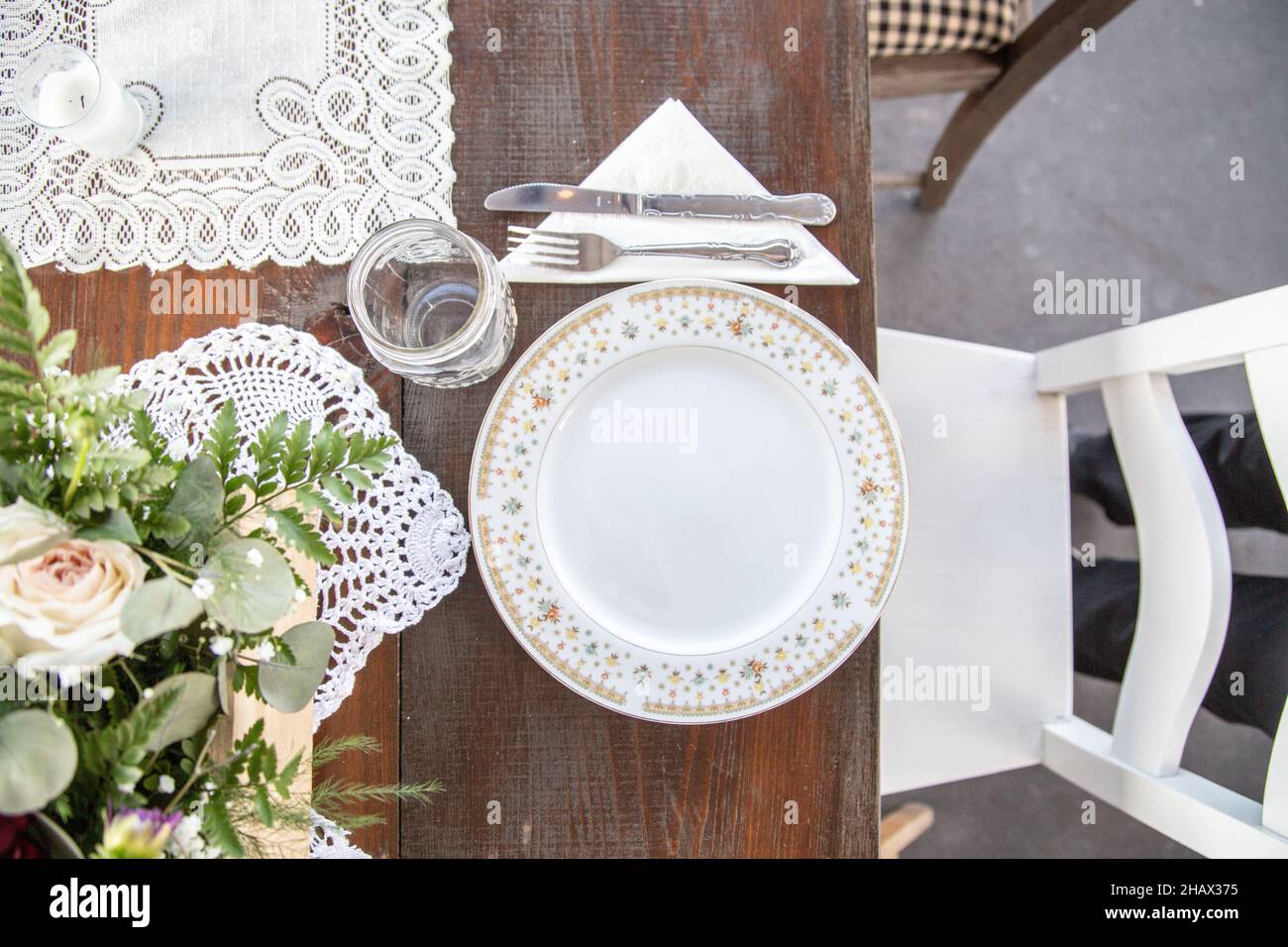 Expensive dinner table outdoor hi-res stock photography and images - Alamy