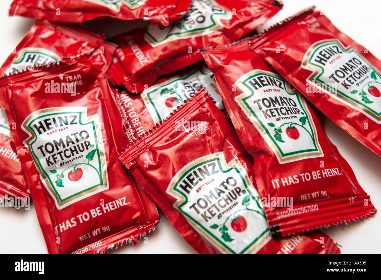Heinz ketchup packet hi-res stock photography and images - Alamy