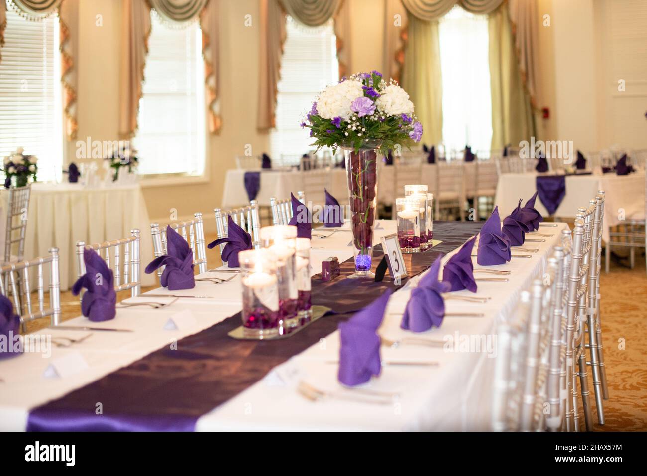 Purple table setting hi-res stock photography and images - Alamy