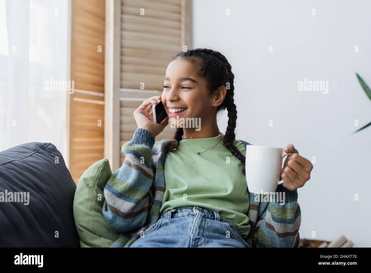 Teen girl smartphone talk hi-res stock photography and images - Alamy