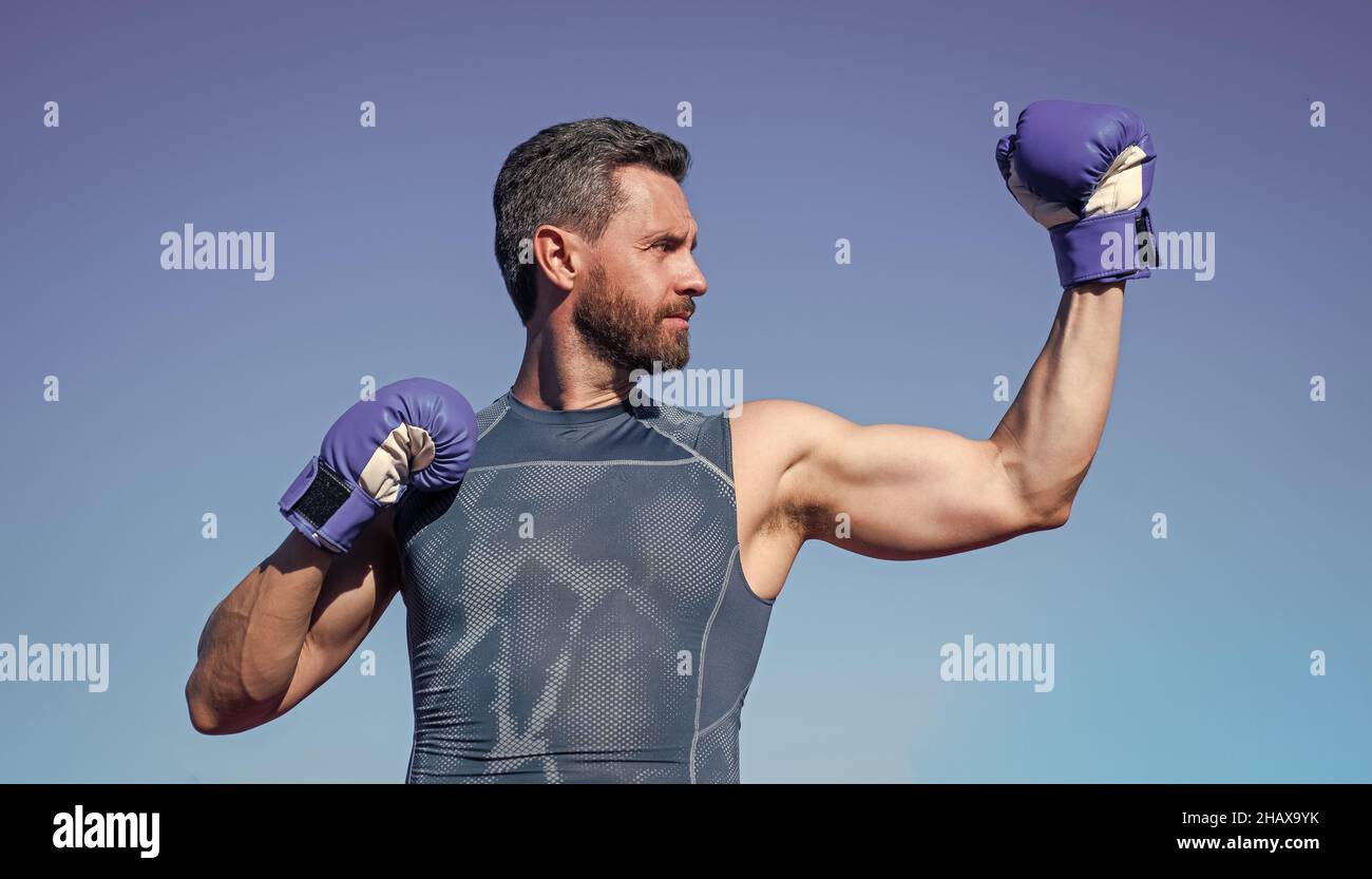 strong man boxer in boxing gloves showing biceps muscles, sport Stock ...