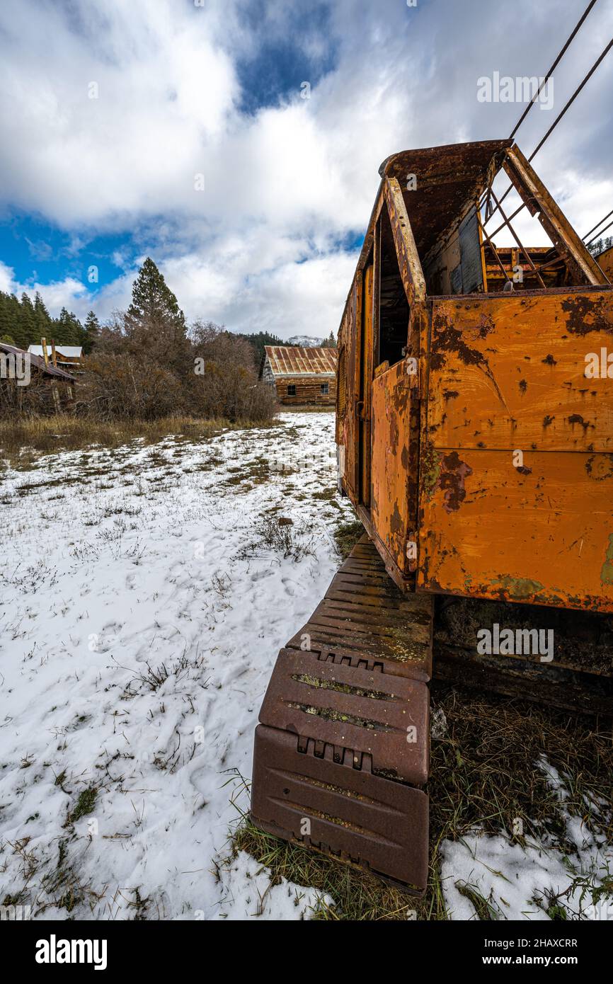 Old excavator machine standing hi-res stock photography and images - Alamy