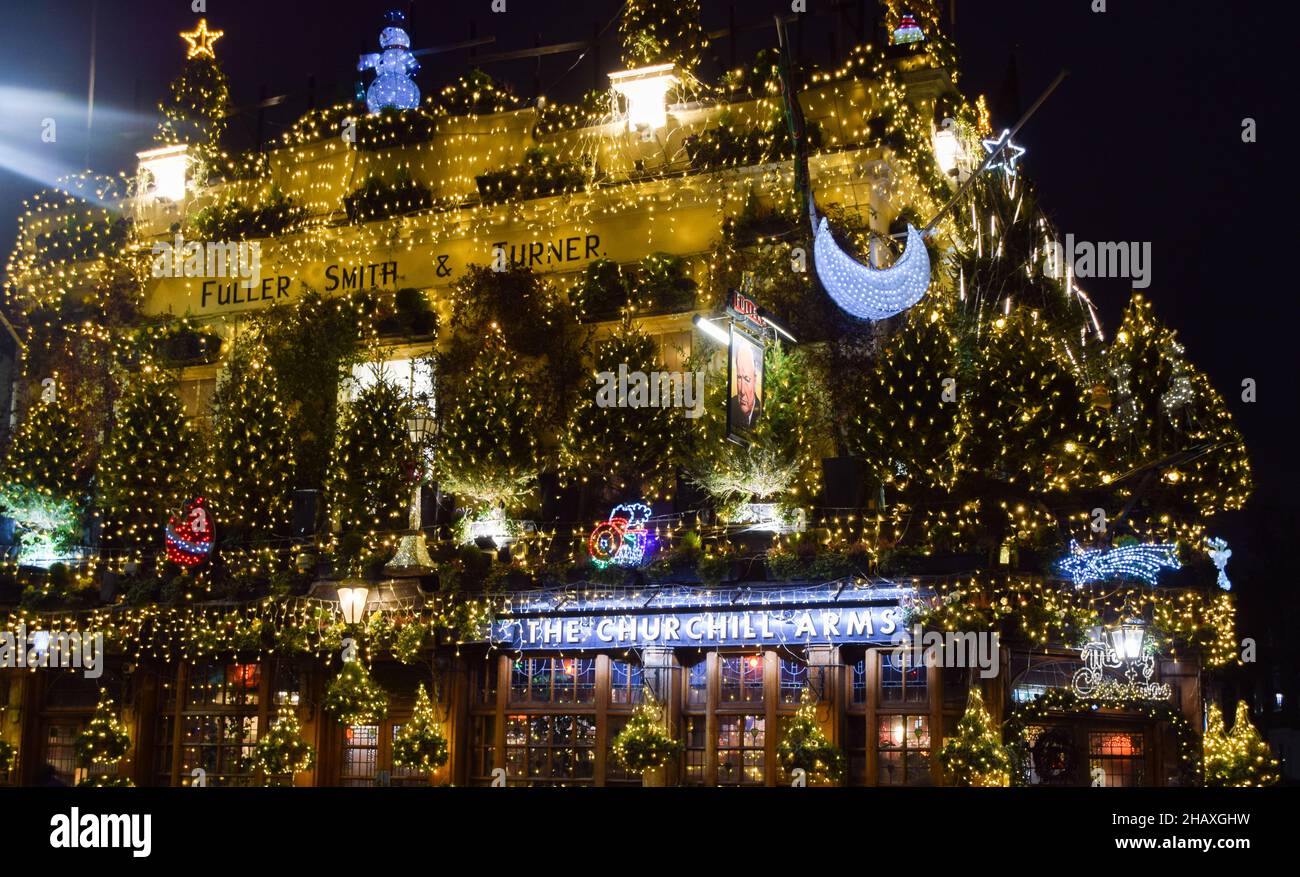 Pub christmas decorations hi-res stock photography and images - Alamy