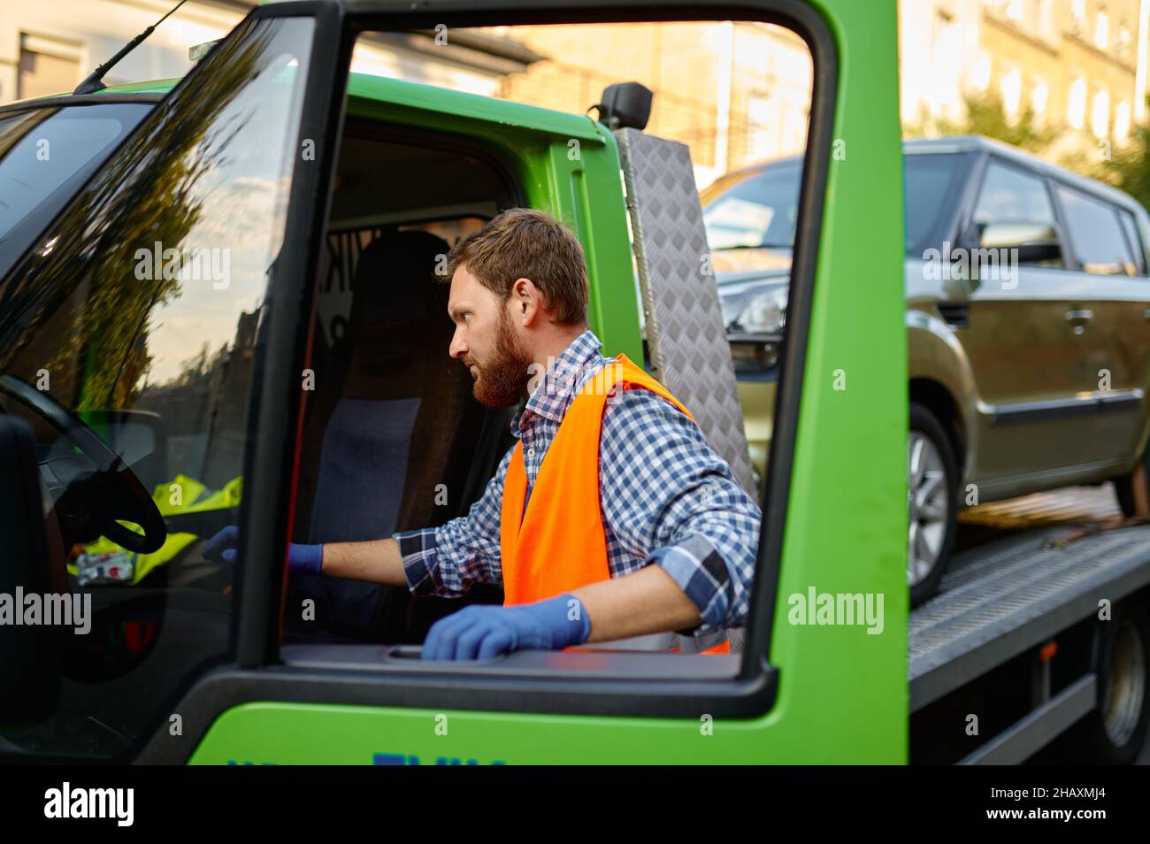 Tow truck driver get into car vehicle Stock Photo - Alamy