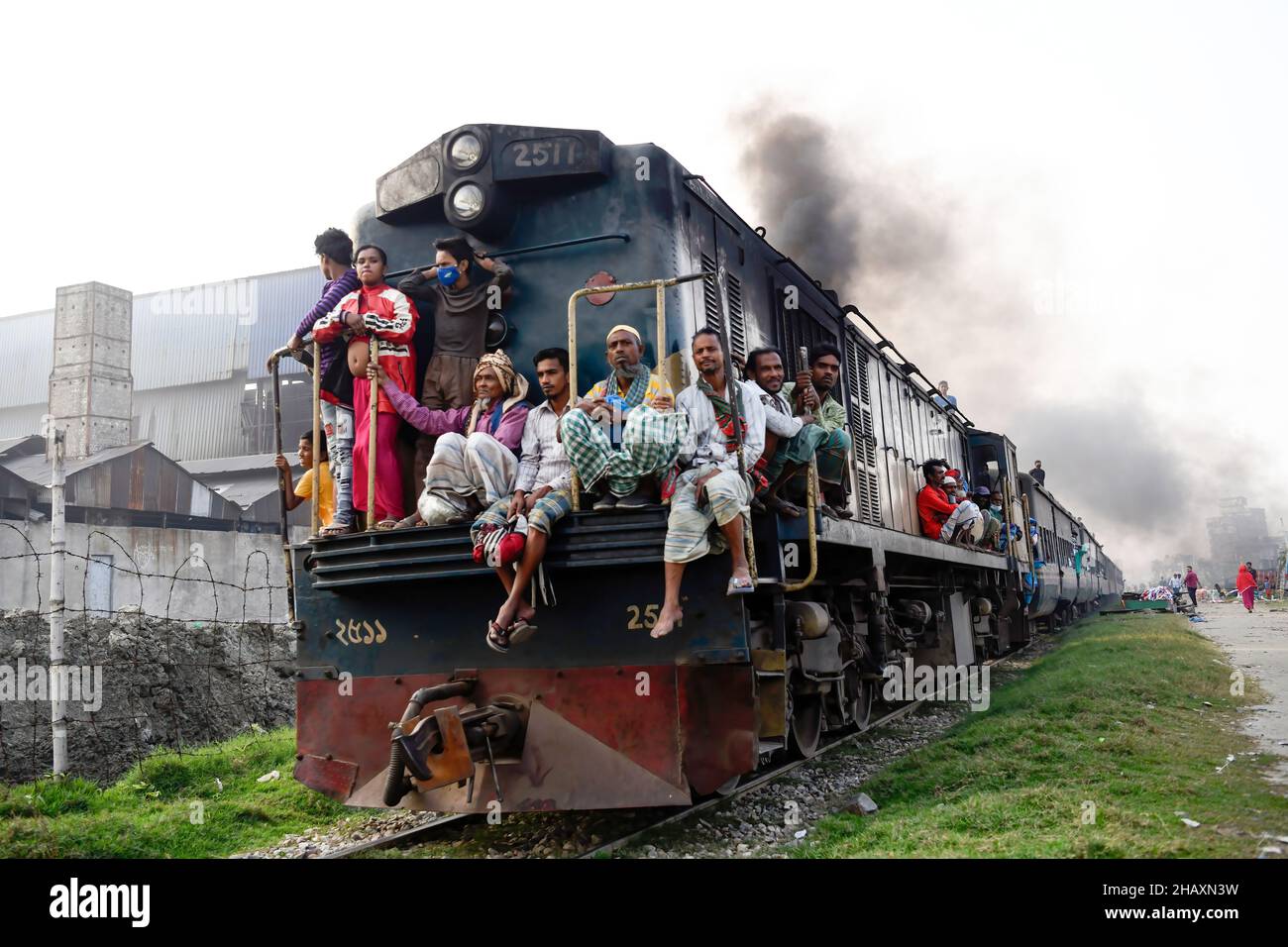 Overcrowded train hi-res stock photography and images - Alamy