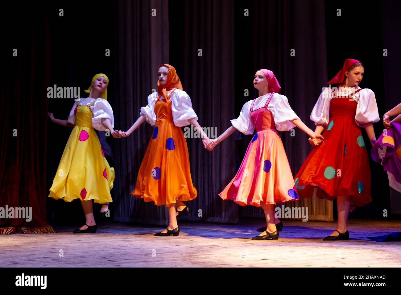 Omsk, Russia. 05 December, 2021. Four girls-dancers prepare for the ...