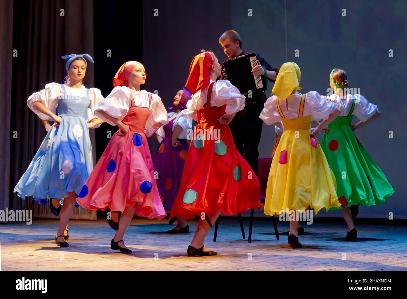 Dancers in russian national dress hi-res stock photography and images ...