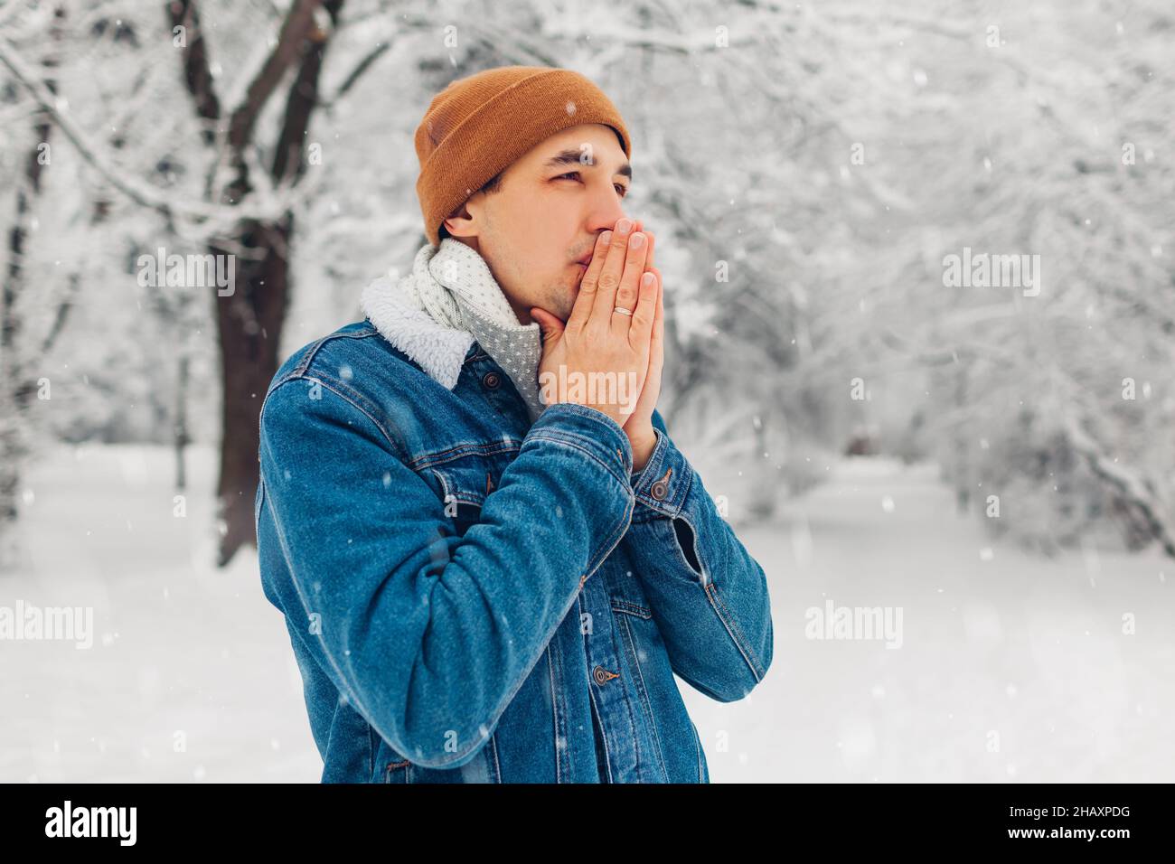 Man wearing jeans in forest hi-res stock photography and images - Alamy