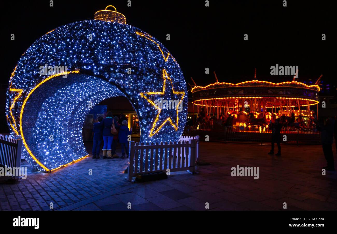 Bournemouth, Dorset, UK. 15th December 2021. Visitors, families and ...