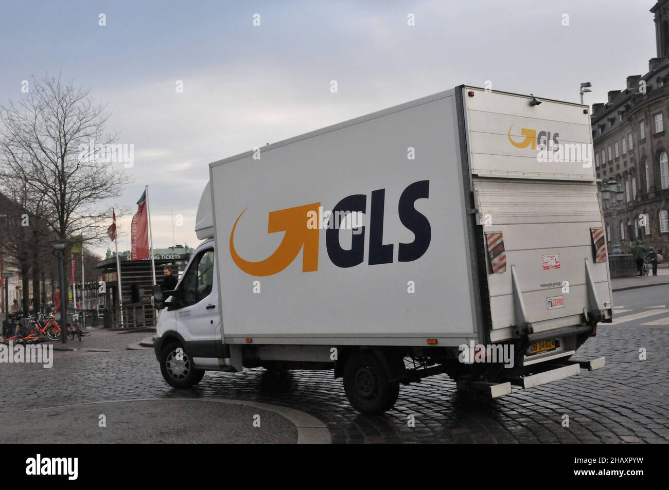 Gls delivery male hi-res stock photography and images - Alamy