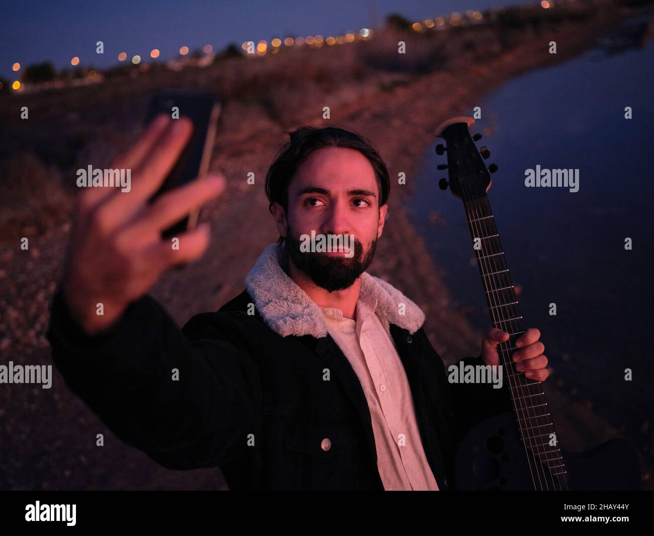 Guitar string snap hi-res stock photography and images - Alamy