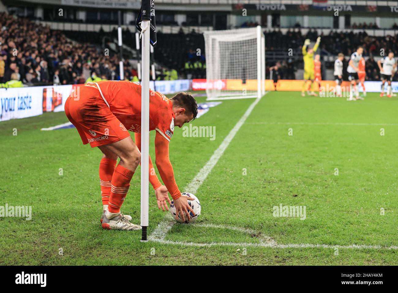 Ryan Wintle #8 of Blackpool takes a corner Stock Photo - Alamy