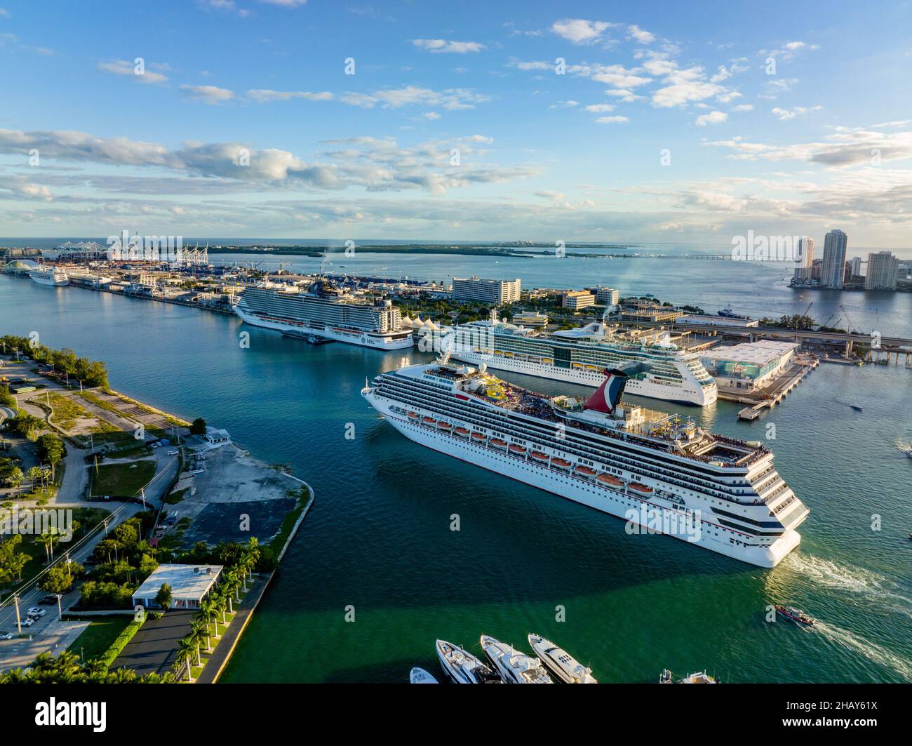 Crowded cruise hi-res stock photography and images - Alamy