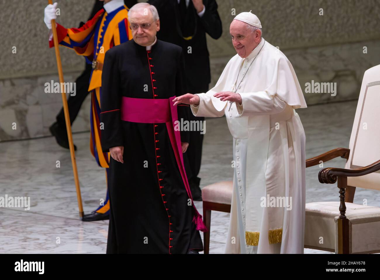 Pope Francis arrives in Paul VI audience hall. Traditional Pope Francis ...