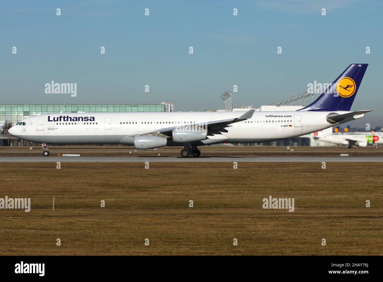 Lufthansa in approach hi-res stock photography and images - Alamy