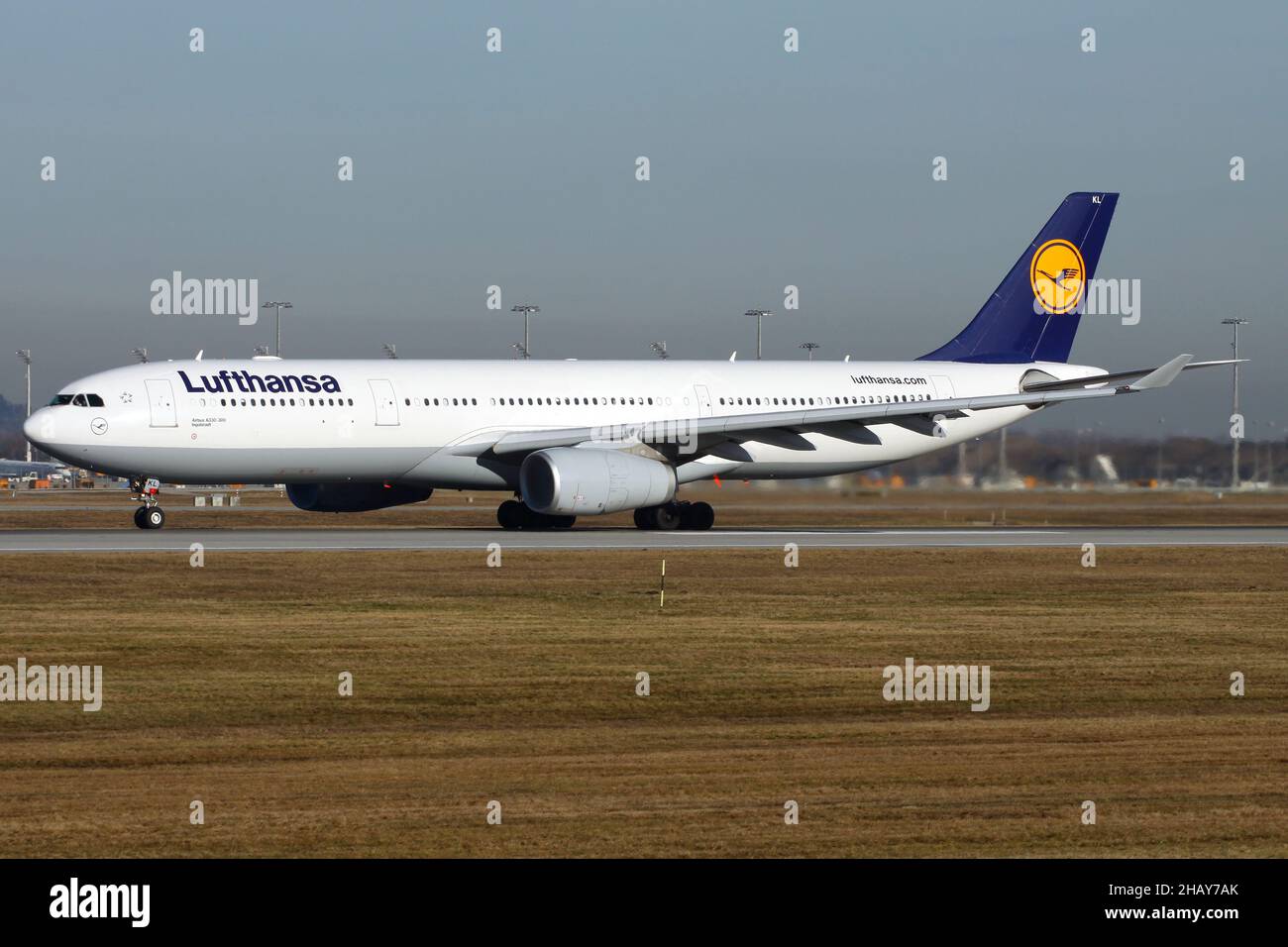 Lufthansa airplane hi-res stock photography and images - Alamy
