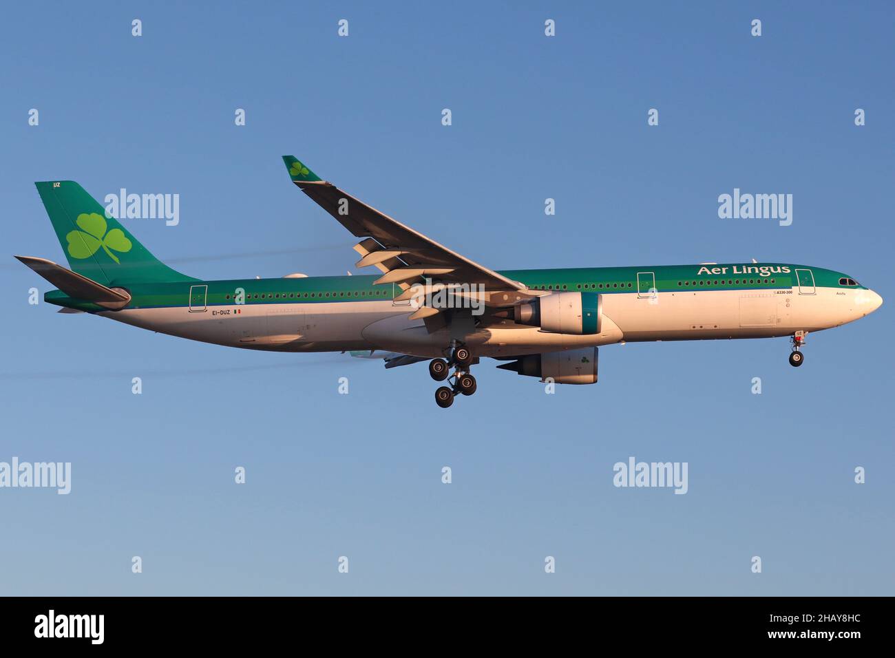 Airbus airplane hi-res stock photography and images - Alamy