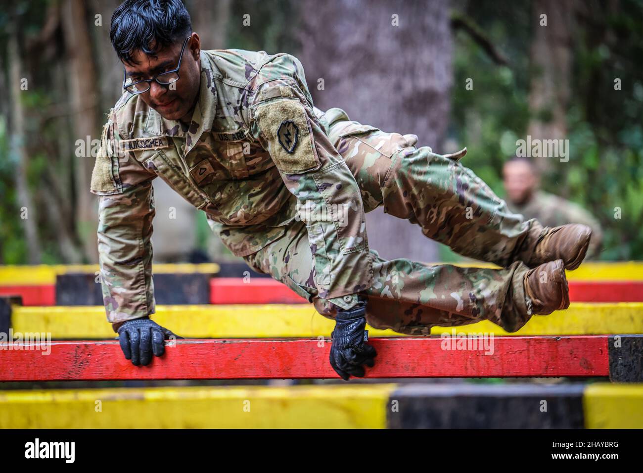 Army physical fitness fitness test hi-res stock photography and images ...