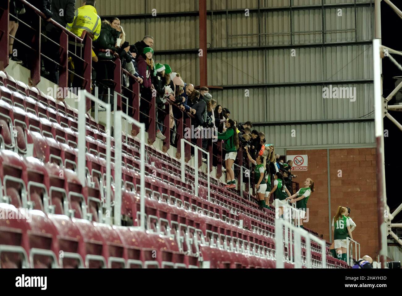 Hibernian fans women hi-res stock photography and images - Alamy