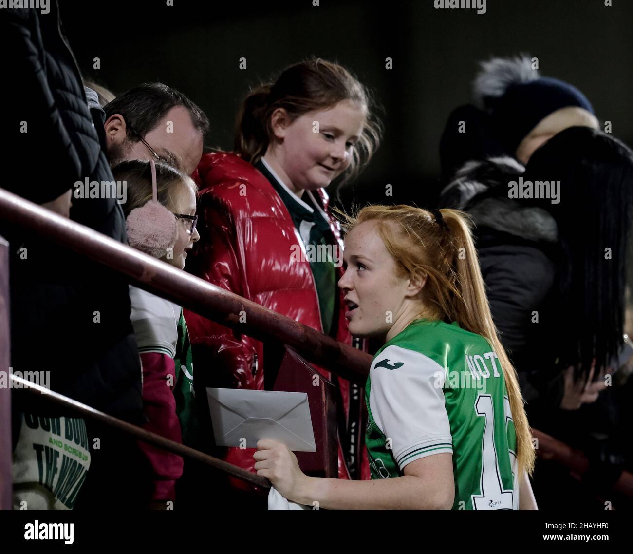 Hibernian fans women hi-res stock photography and images - Alamy