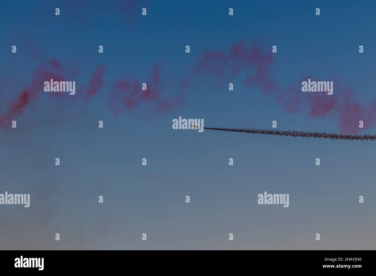 Sky high stunts hi-res stock photography and images - Alamy