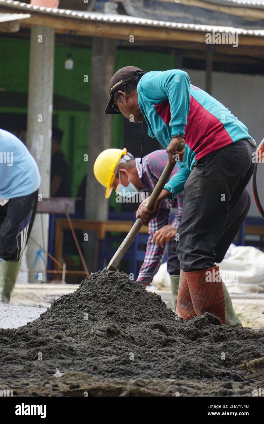 Worker build a new building Stock Photo - Alamy