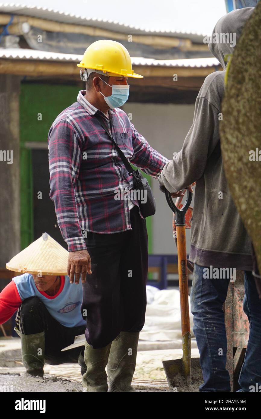 Worker build a new building Stock Photo - Alamy