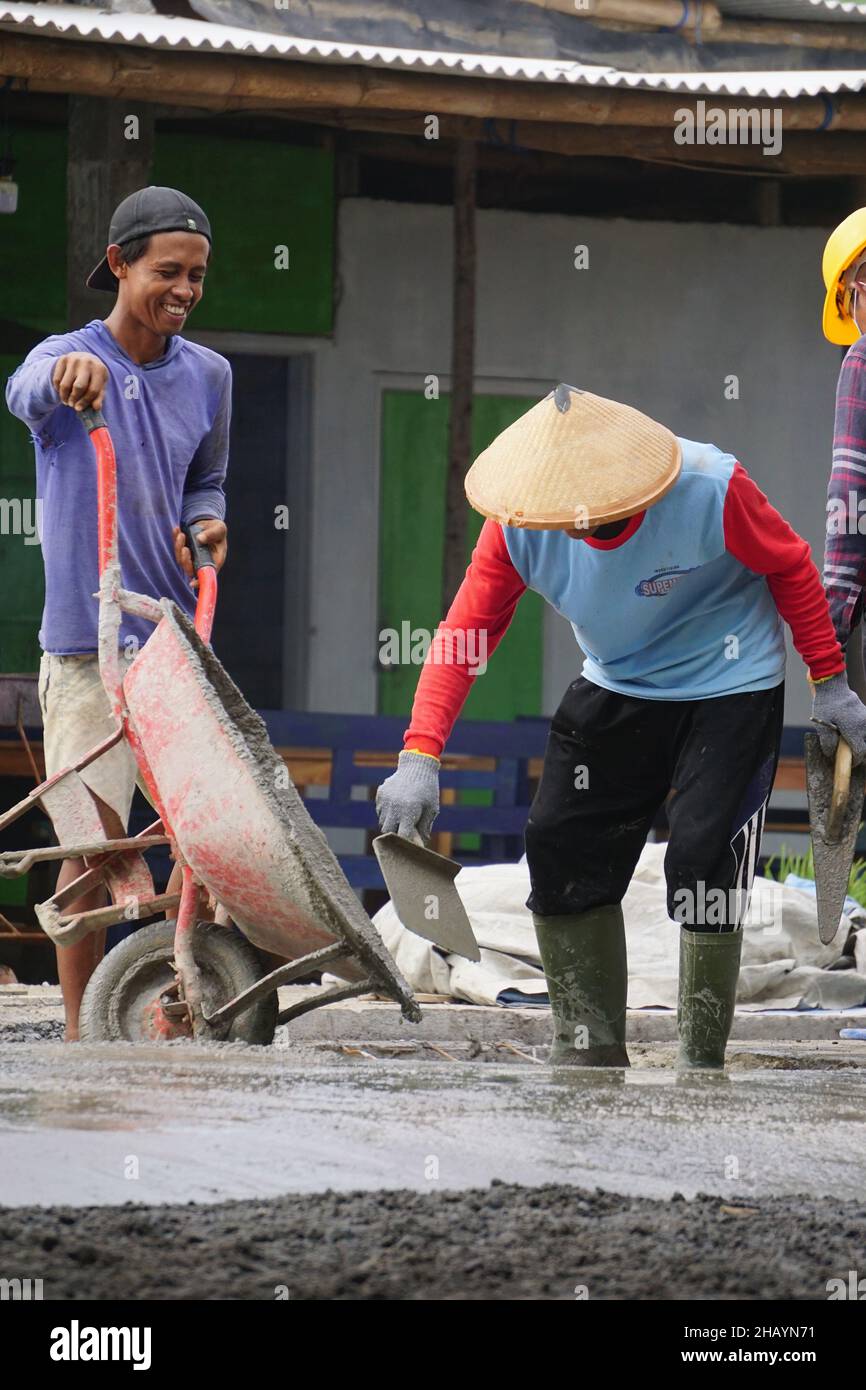 Worker build a new building Stock Photo - Alamy