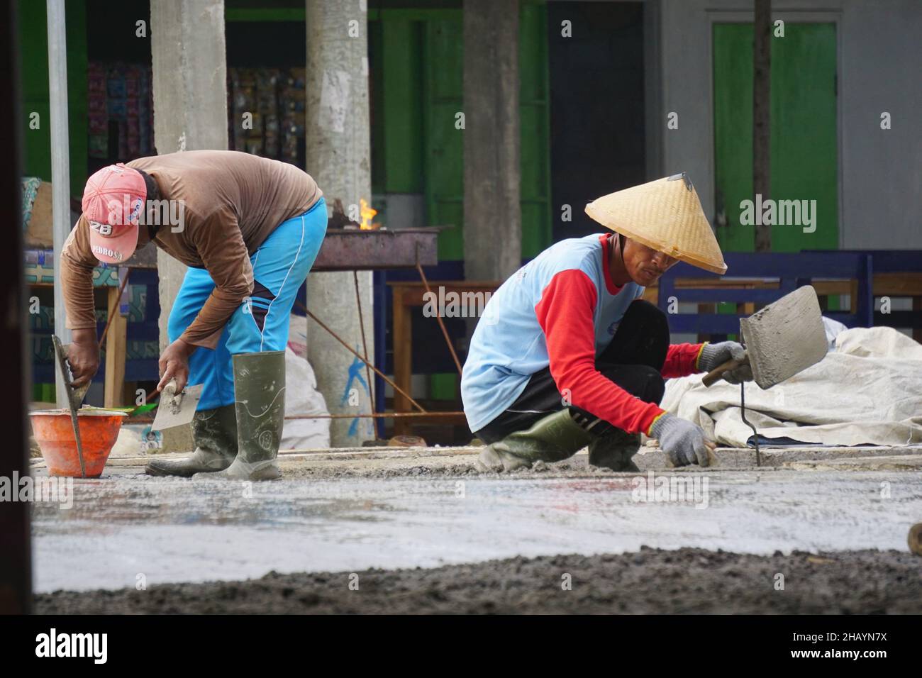Worker build a new building Stock Photo - Alamy