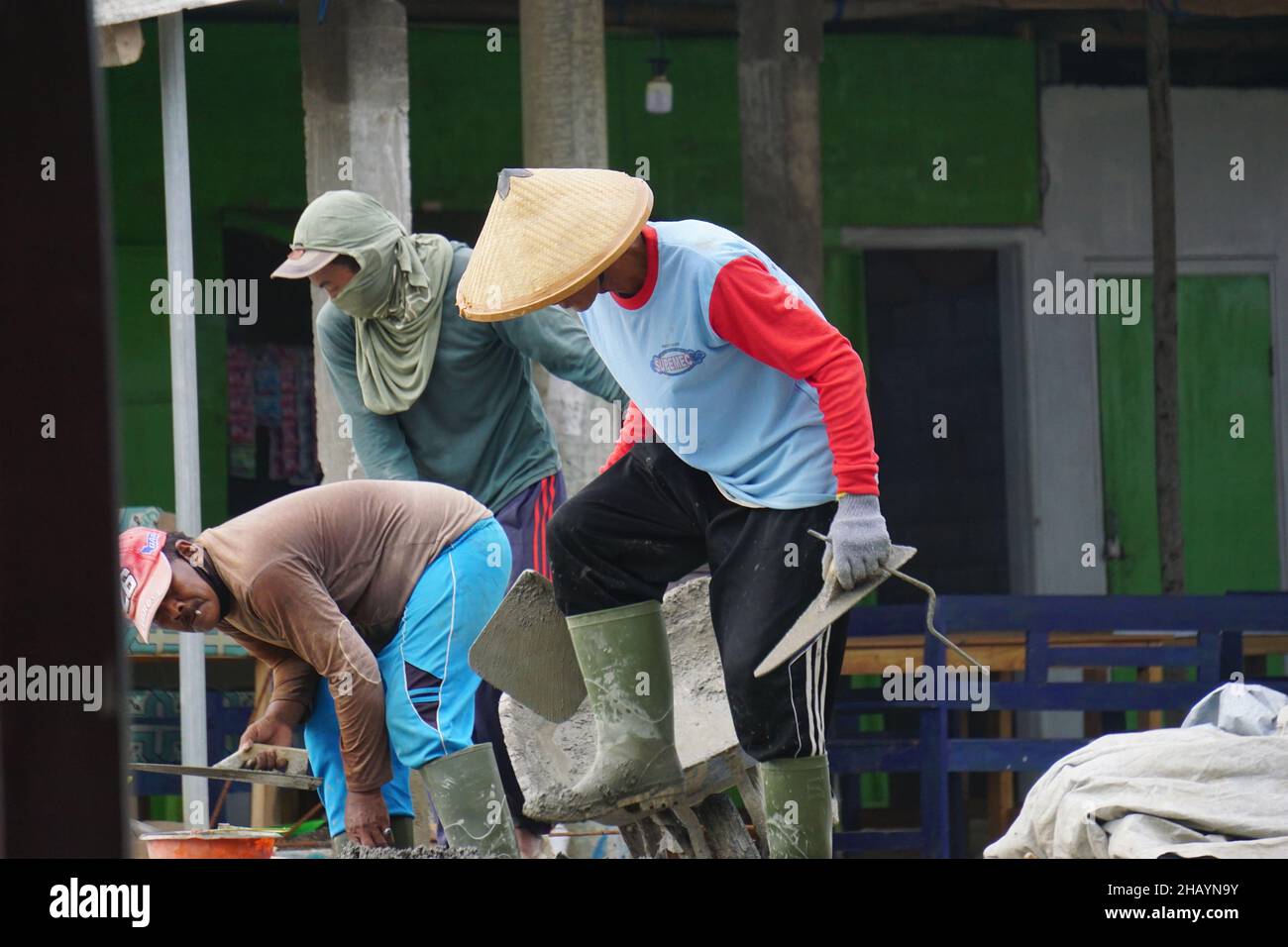 Worker build a new building Stock Photo - Alamy