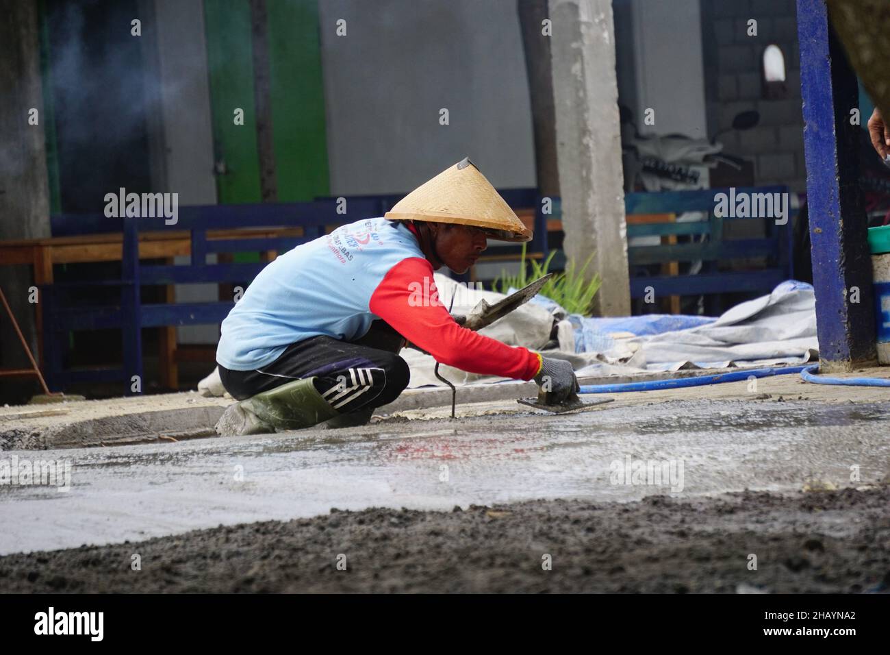 Worker build a new building Stock Photo - Alamy