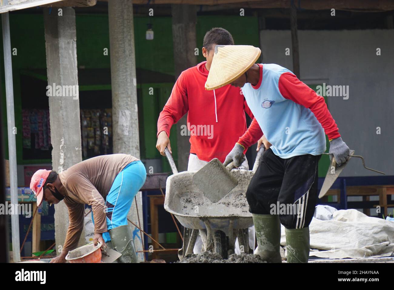 Worker build a new building Stock Photo - Alamy