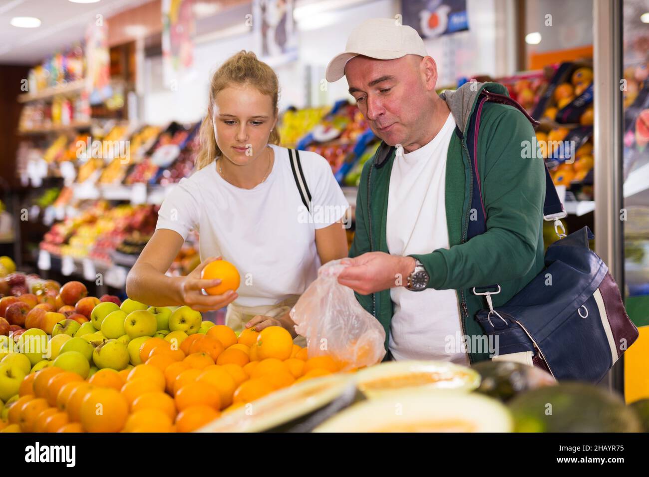 Father and his teenage daughter buying oranges Stock Photo - Alamy