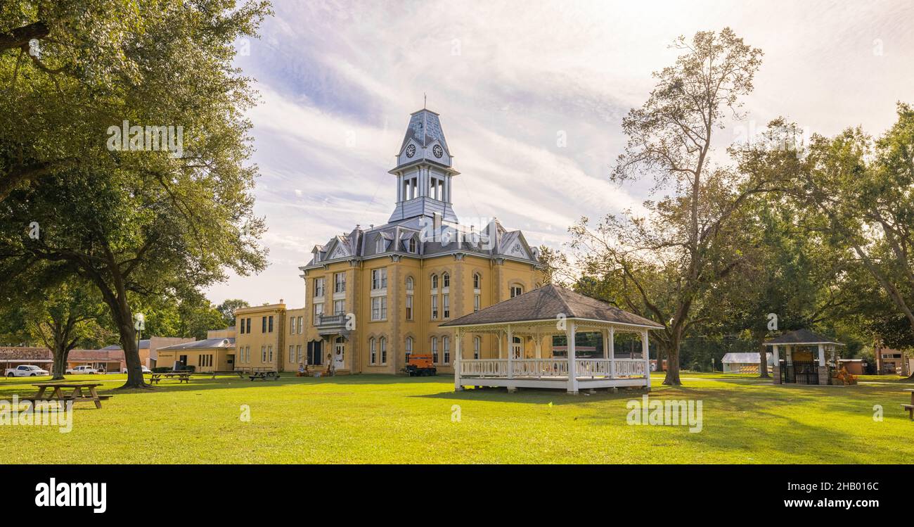 Newton, Texas, USA - October 17, 2021: The Newton County Courthouse ...