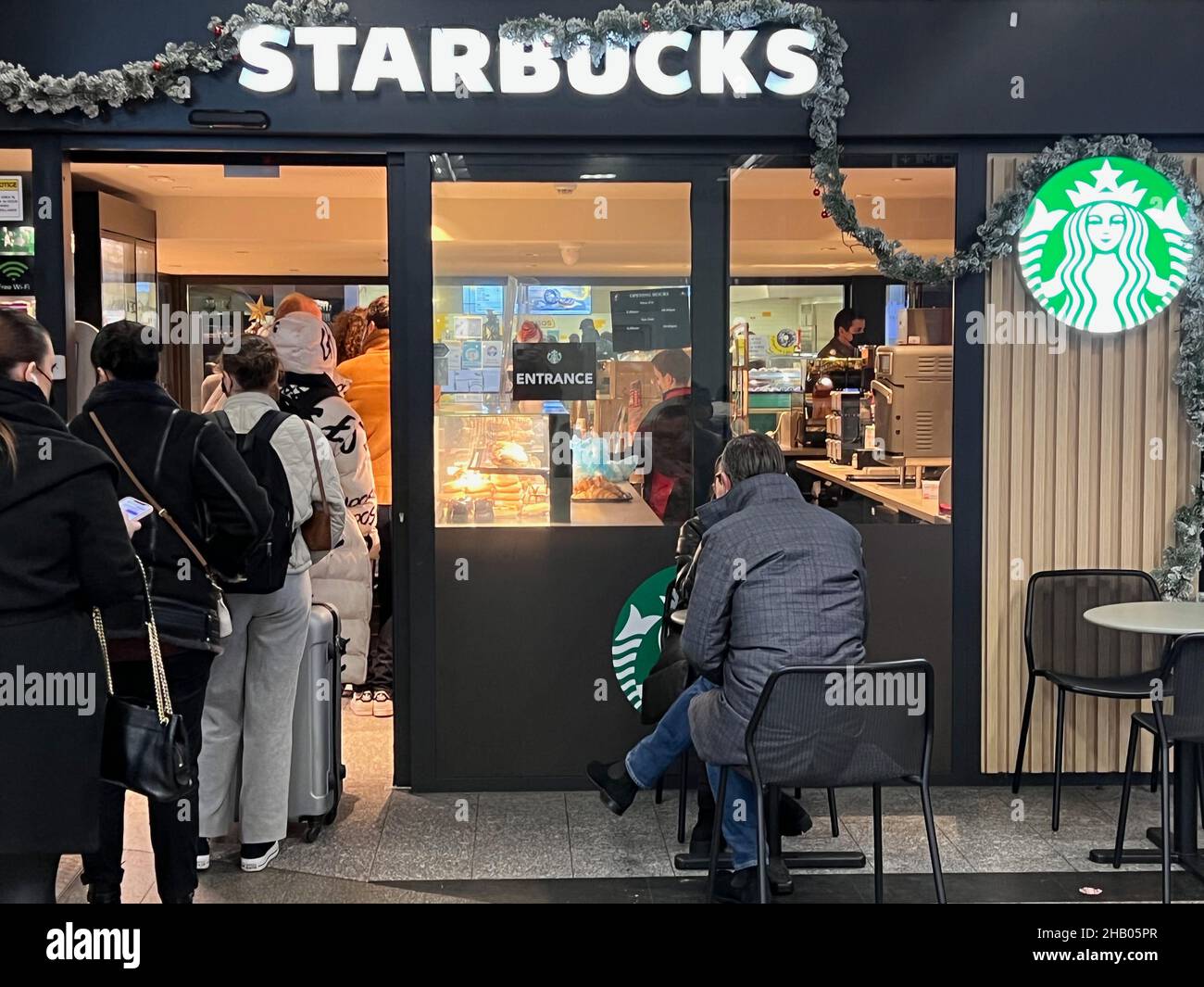 Starbucks customers line hi-res stock photography and images - Alamy
