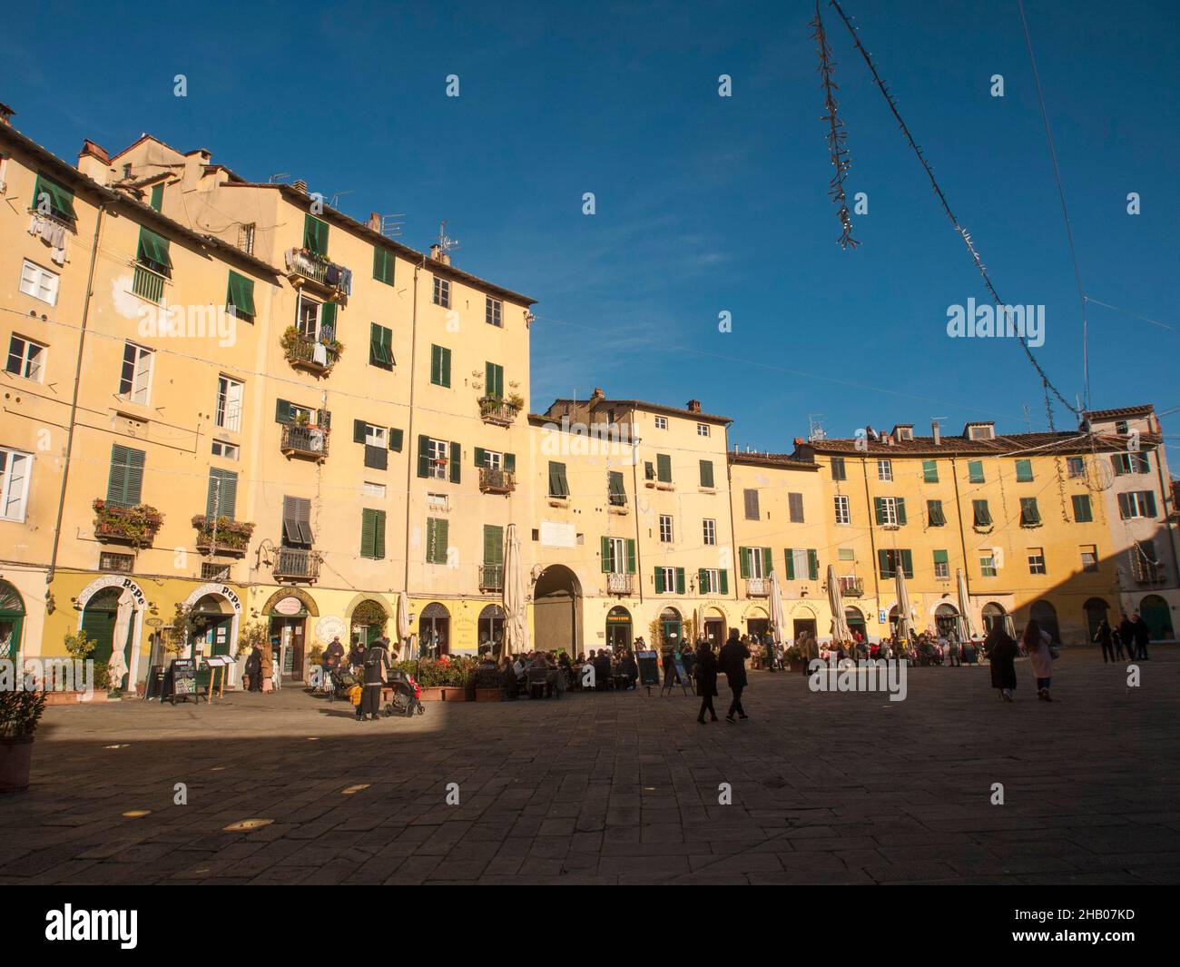 Market day lucca hi-res stock photography and images - Alamy