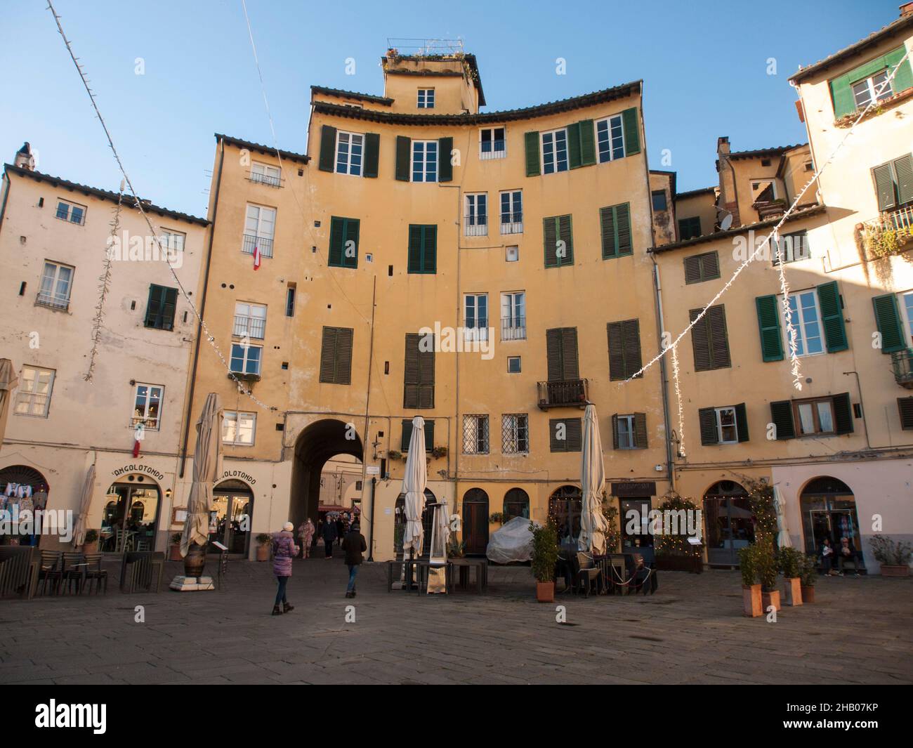 Market day lucca hi-res stock photography and images - Alamy