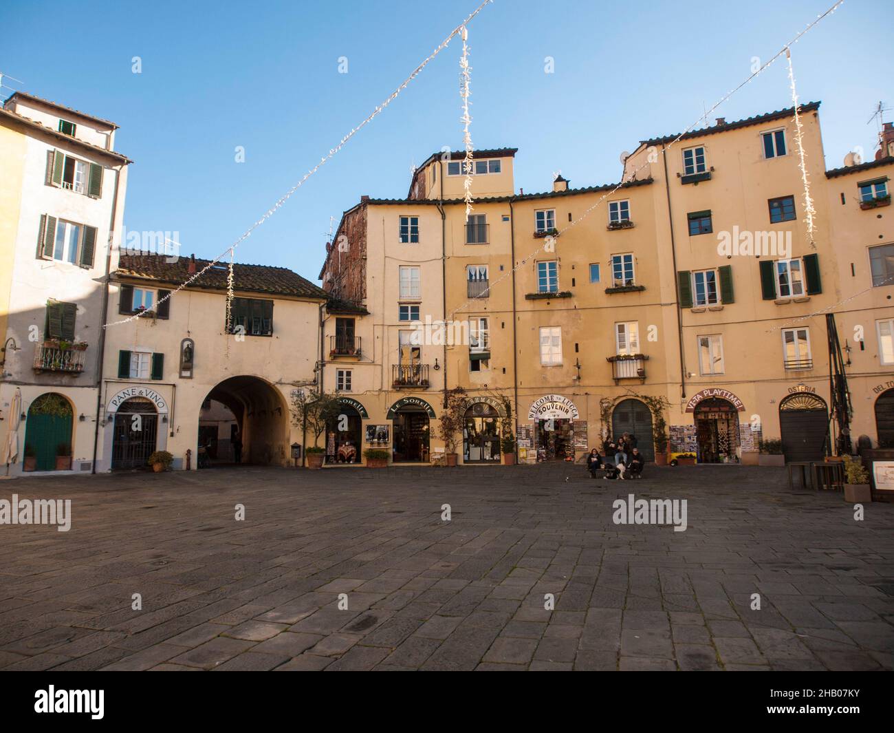 Market day lucca hi-res stock photography and images - Alamy